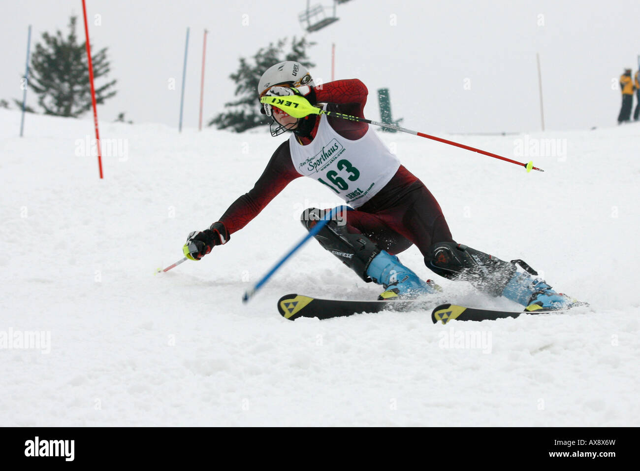 Alpine skier turning gate hi-res stock photography and images - Alamy