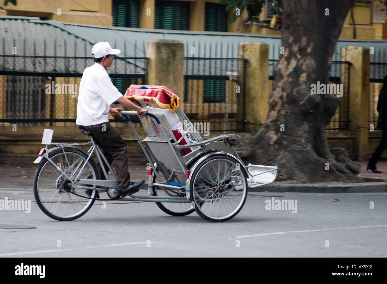 Rickshaw driver Hanoi Vietnam Stock Photo - Alamy