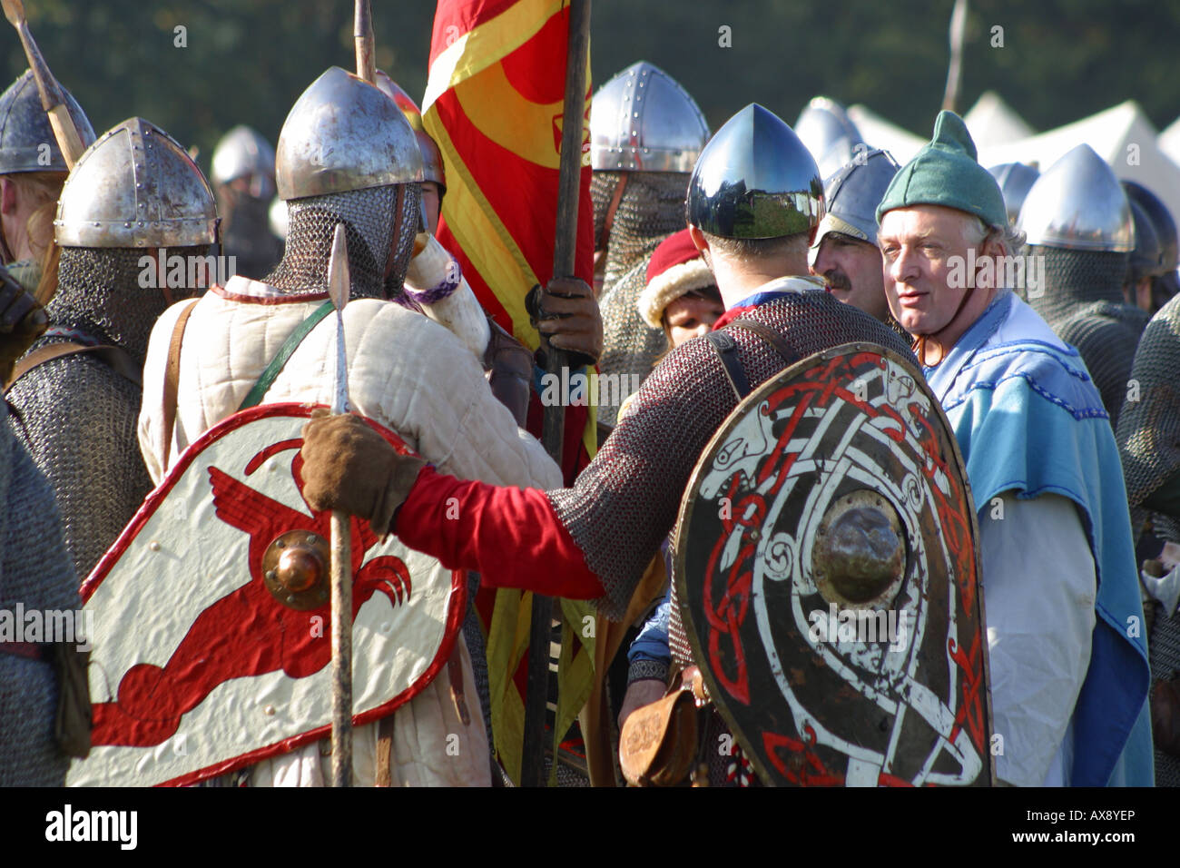Medieval knights fighting infantry hi-res stock photography and images ...