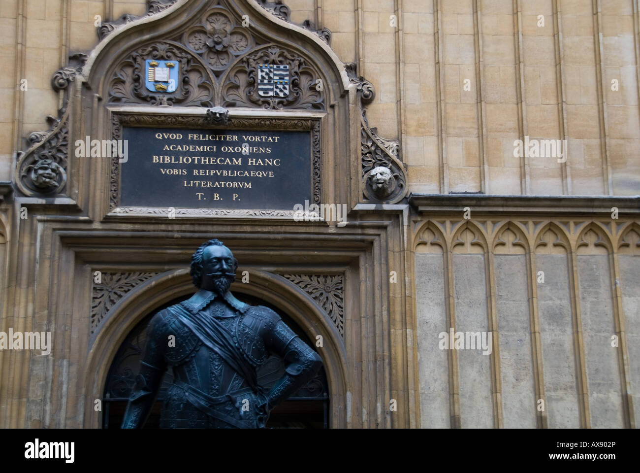 Oxford statue in the Courtyard of the Bodleian Library Qvod feliciter ...