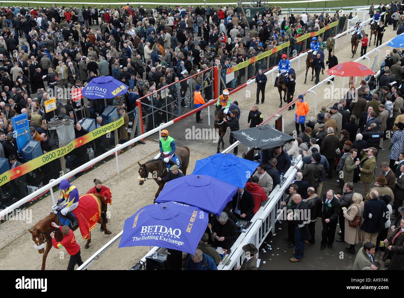 Bookies racecourse hi-res stock photography and images - Alamy