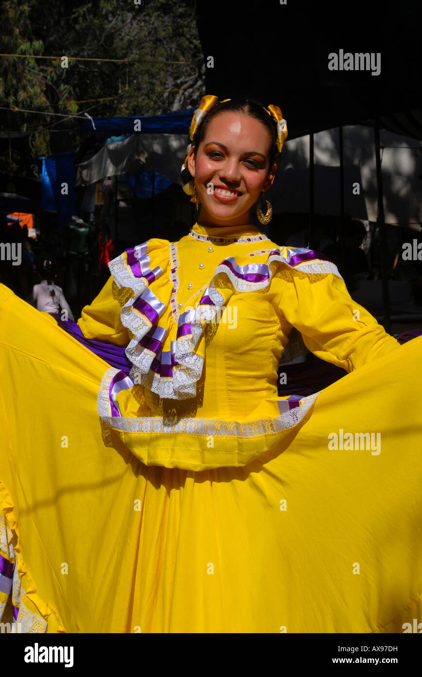 Mexican Folkloric Dancer in Traditional Dress Stock Photo - Alamy