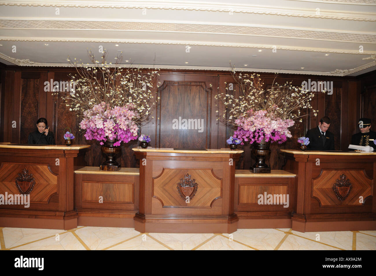 Luxury hotel reception desk hi-res stock photography and images - Alamy