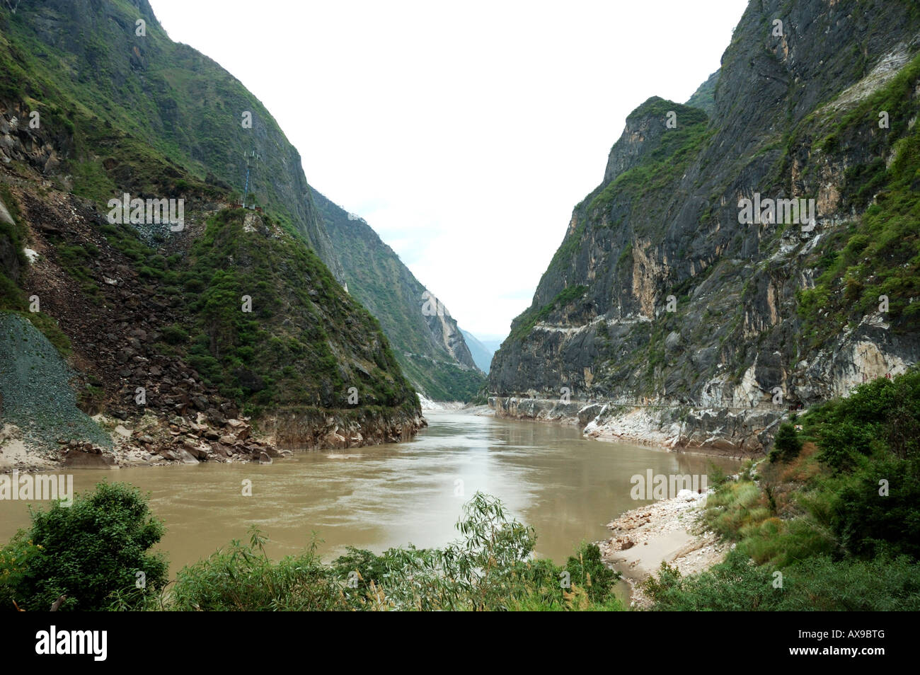 The Yangtze River at Tiger Leaping Gorge, Yunnan, China Stock Photo - Alamy