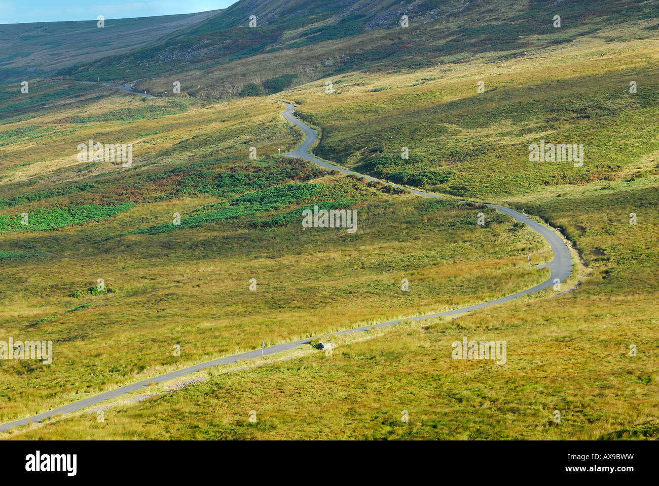 Road toward Catlow Hill in the forest of Bowland. A winding road cuts ...