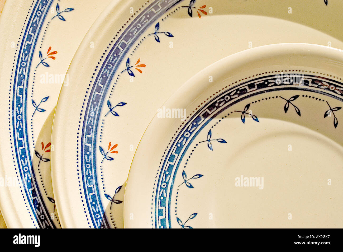 Different size plates hi-res stock photography and images - Alamy