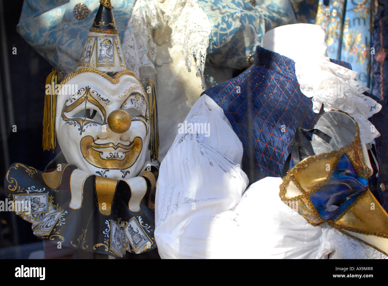Venetian masks in shop hi-res stock photography and images - Alamy