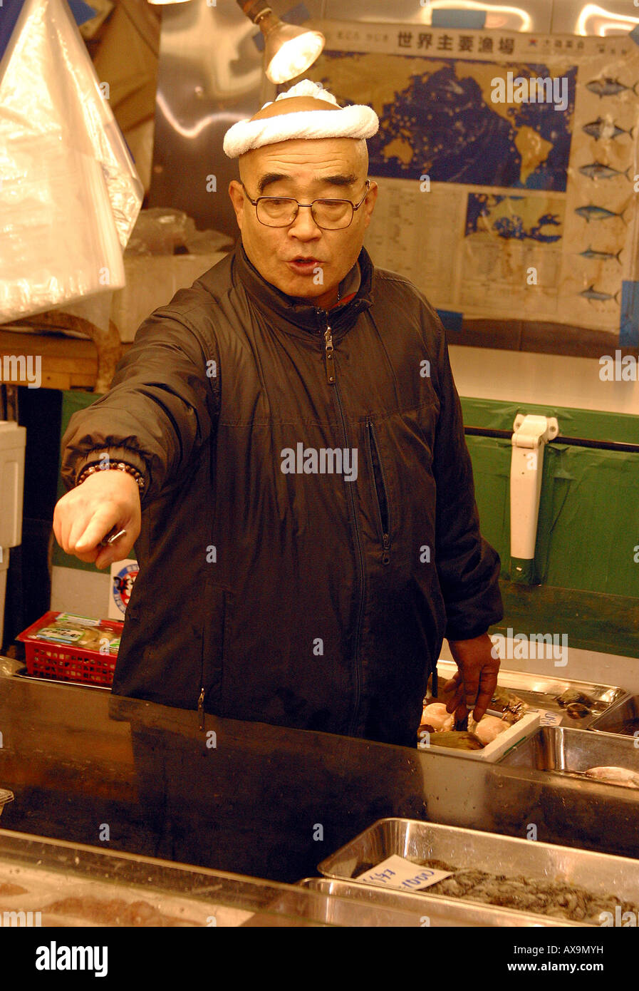 A fish dealer at Tsukiji fish market Tokyo Stock Photo - Alamy