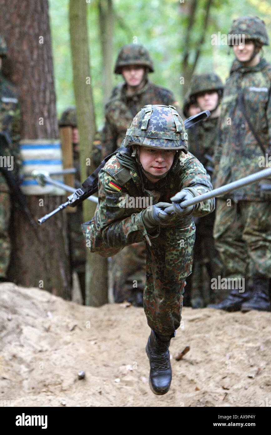 Field exercise during the basic training of Bundeswehr recruits ...