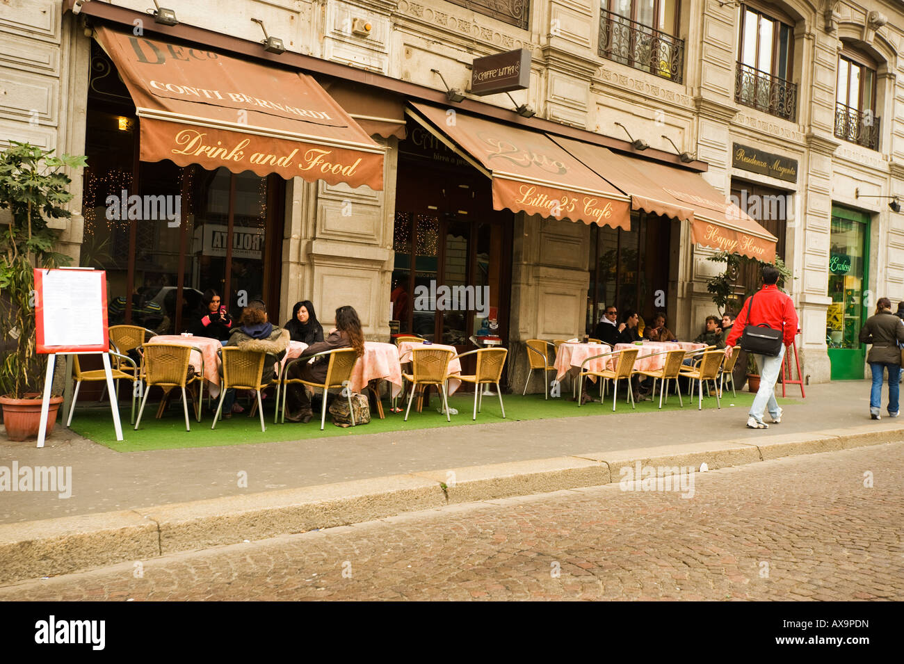 People sitting in an outdoor cafe hi-res stock photography and images ...
