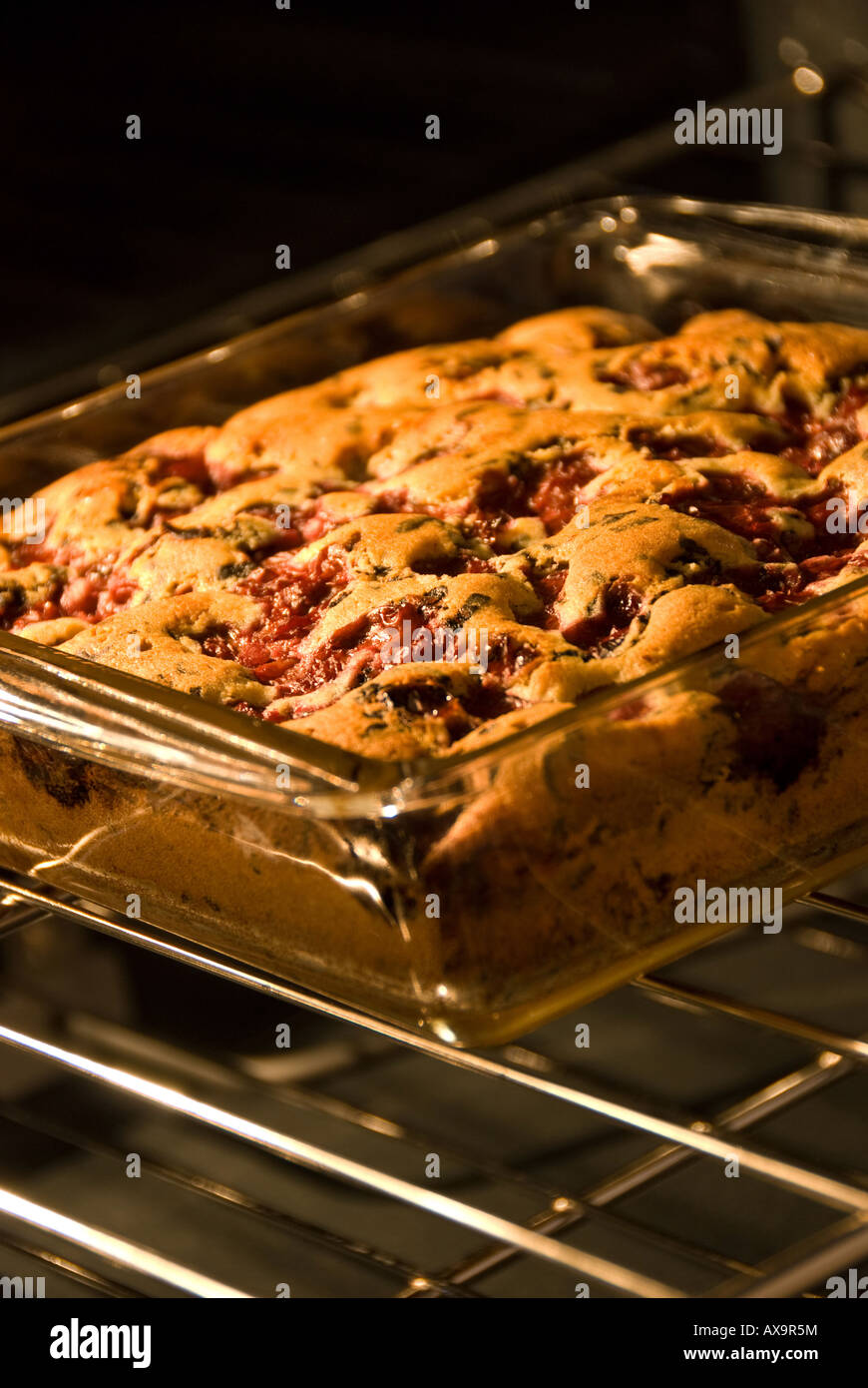 Cherry tray bake slice hi-res stock photography and images - Alamy