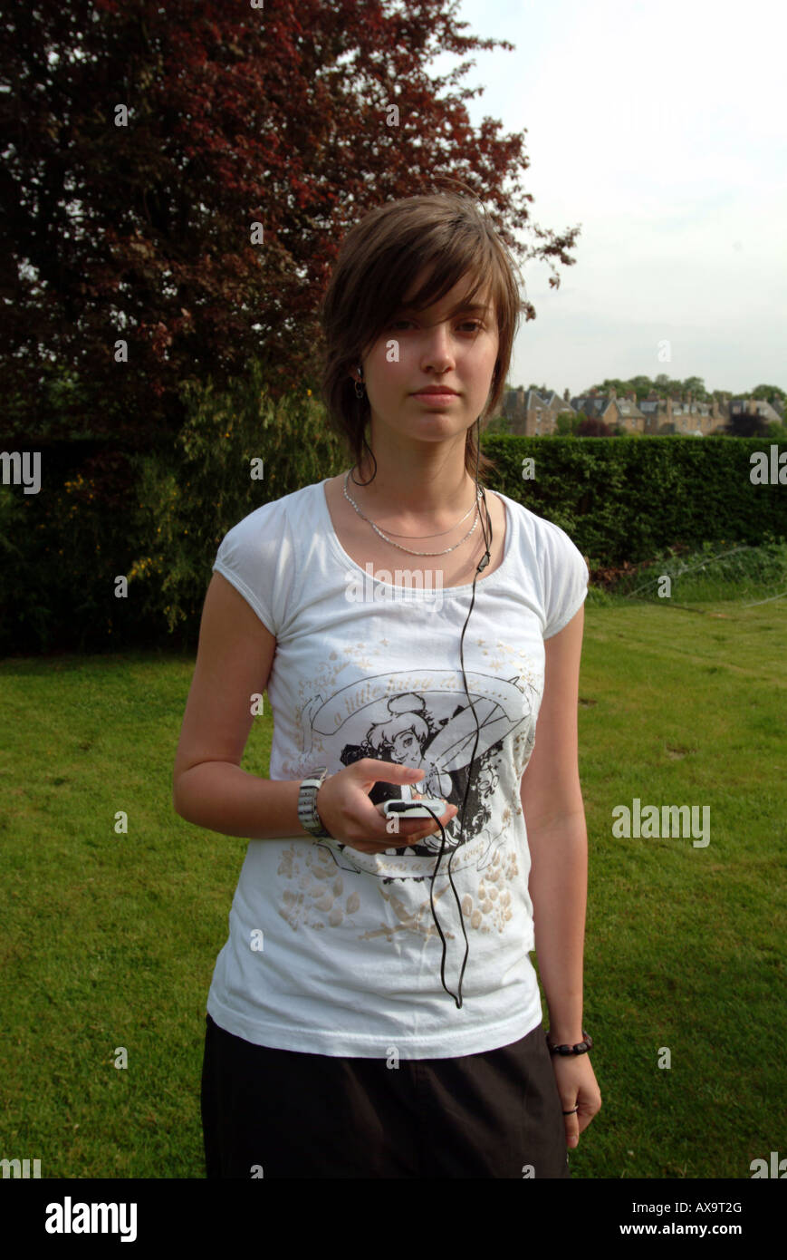 Listening to an ipod hi-res stock photography and images - Alamy