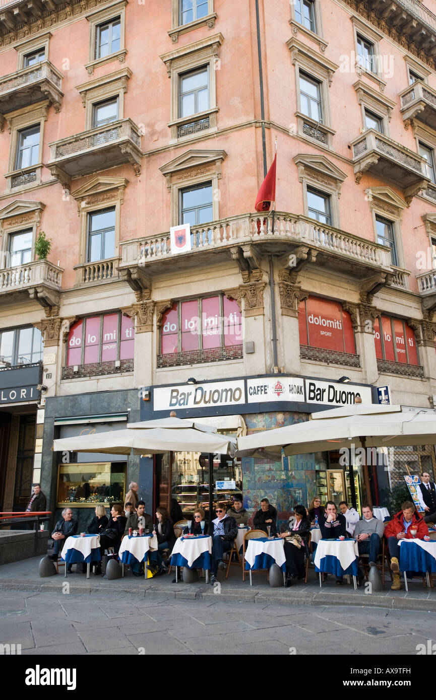 AN OUTDOOR CAFE PIAZZA DELL DUOMO MILAN ITALY Stock Photo - Alamy