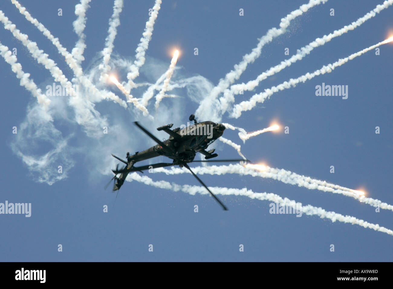 Royal Netherlands Air Force Apache AH 64D firing decoy flares RIAT 2005 ...
