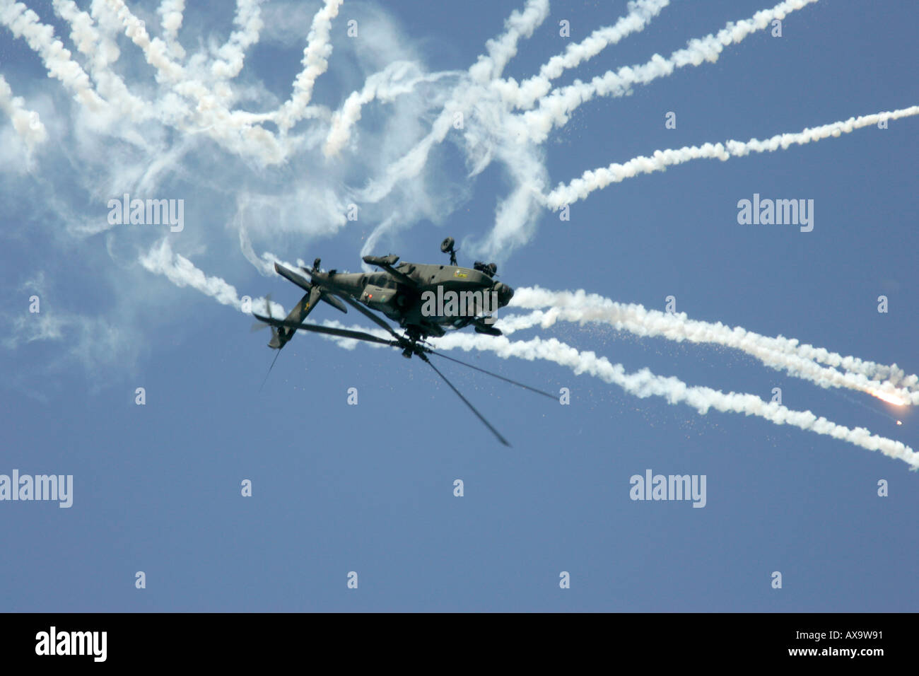Royal Netherlands Air Force Apache AH 64D firing decoy flares RIAT 2005 ...