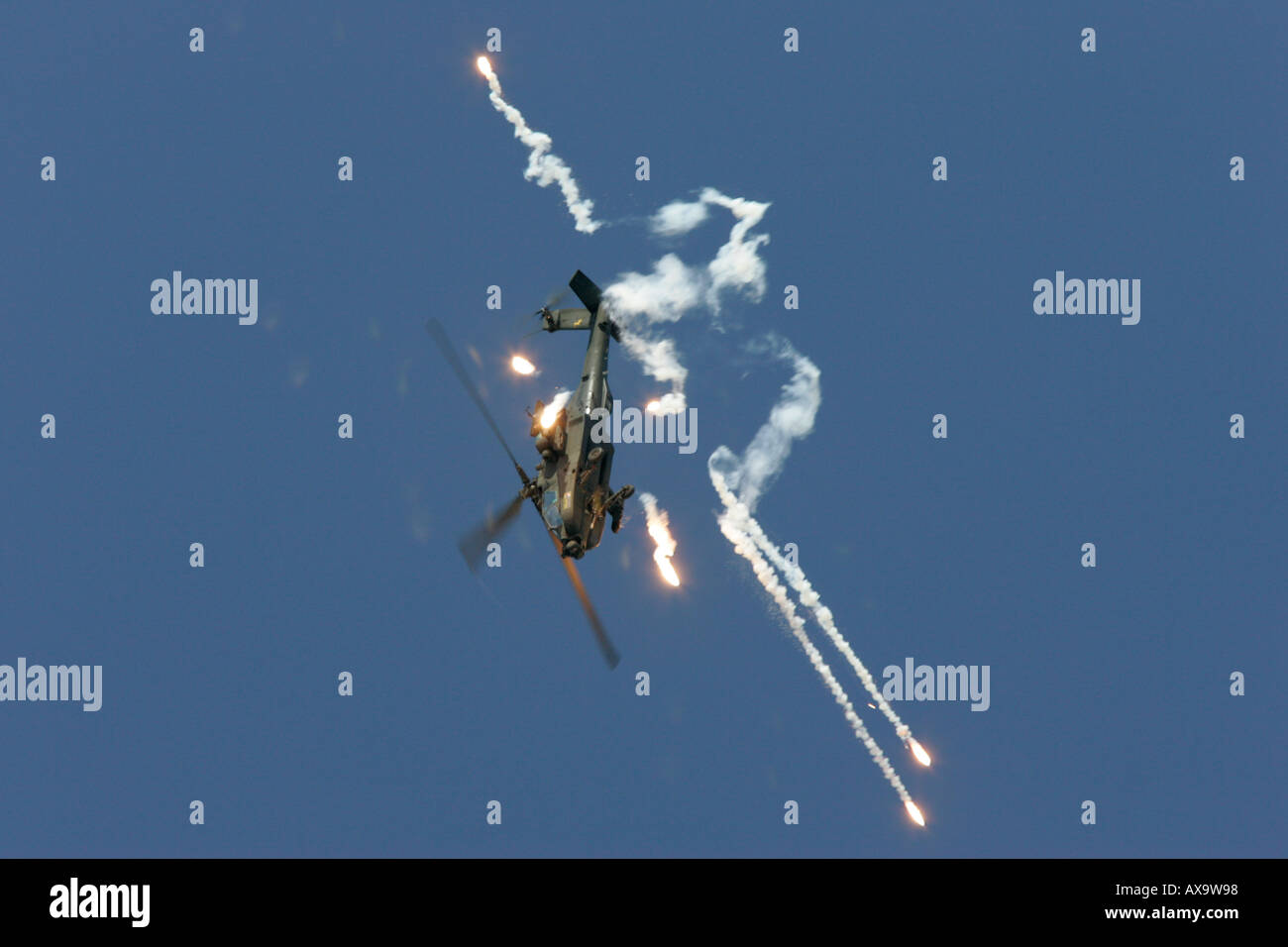 Royal Netherlands Air Force Apache AH 64D firing decoy flares RIAT 2005 ...