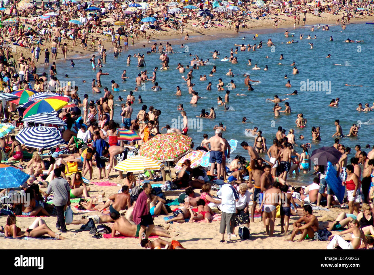 Hot summer weekend, playa de la mar bella, barcelona, spain Stock Photo ...