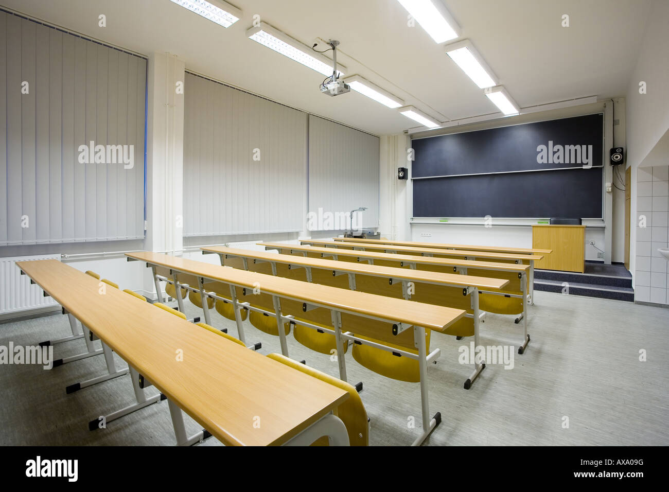 Overhead projector school hi-res stock photography and images - Alamy