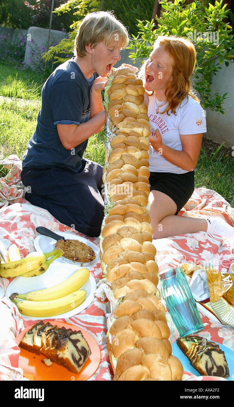 Couple sharing sandwich hi-res stock photography and images - Alamy