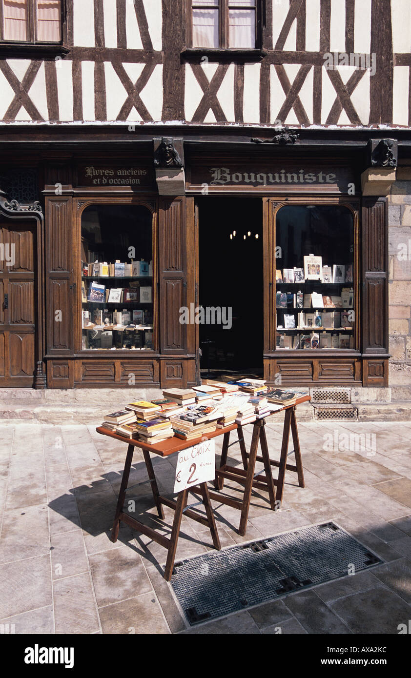 Old town books hi-res stock photography and images - Alamy