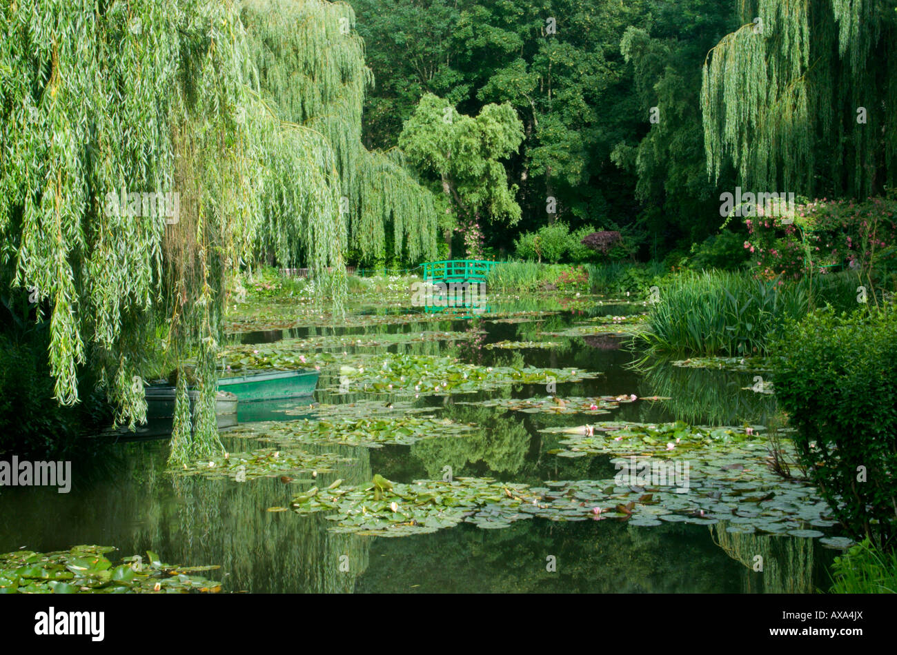 Monet's garden giverny japanese bridge hi-res stock photography and ...