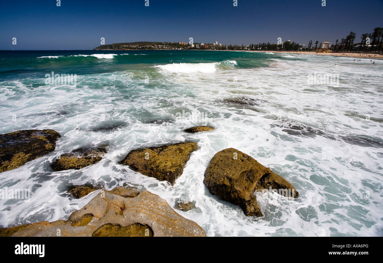 Surf around rocks Queenscliff Manly Beach Stock Photo - Alamy