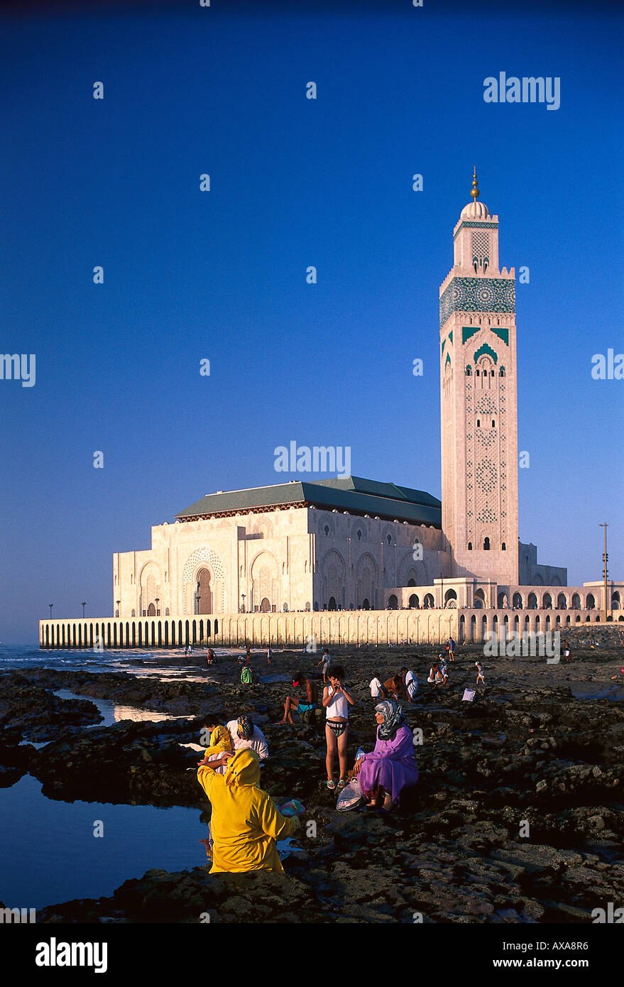 Blick vom Riff mit Besuchern, Mosquée Hassan II Casablanca, Marokko ...