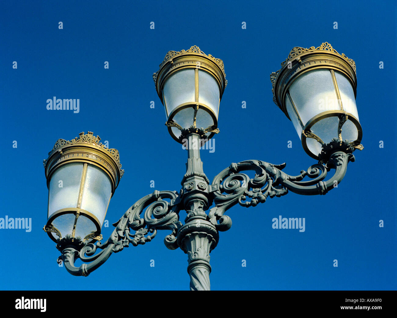 Streetlights on O'Connell Bridge, Dublin, were replaced by duplicates ...