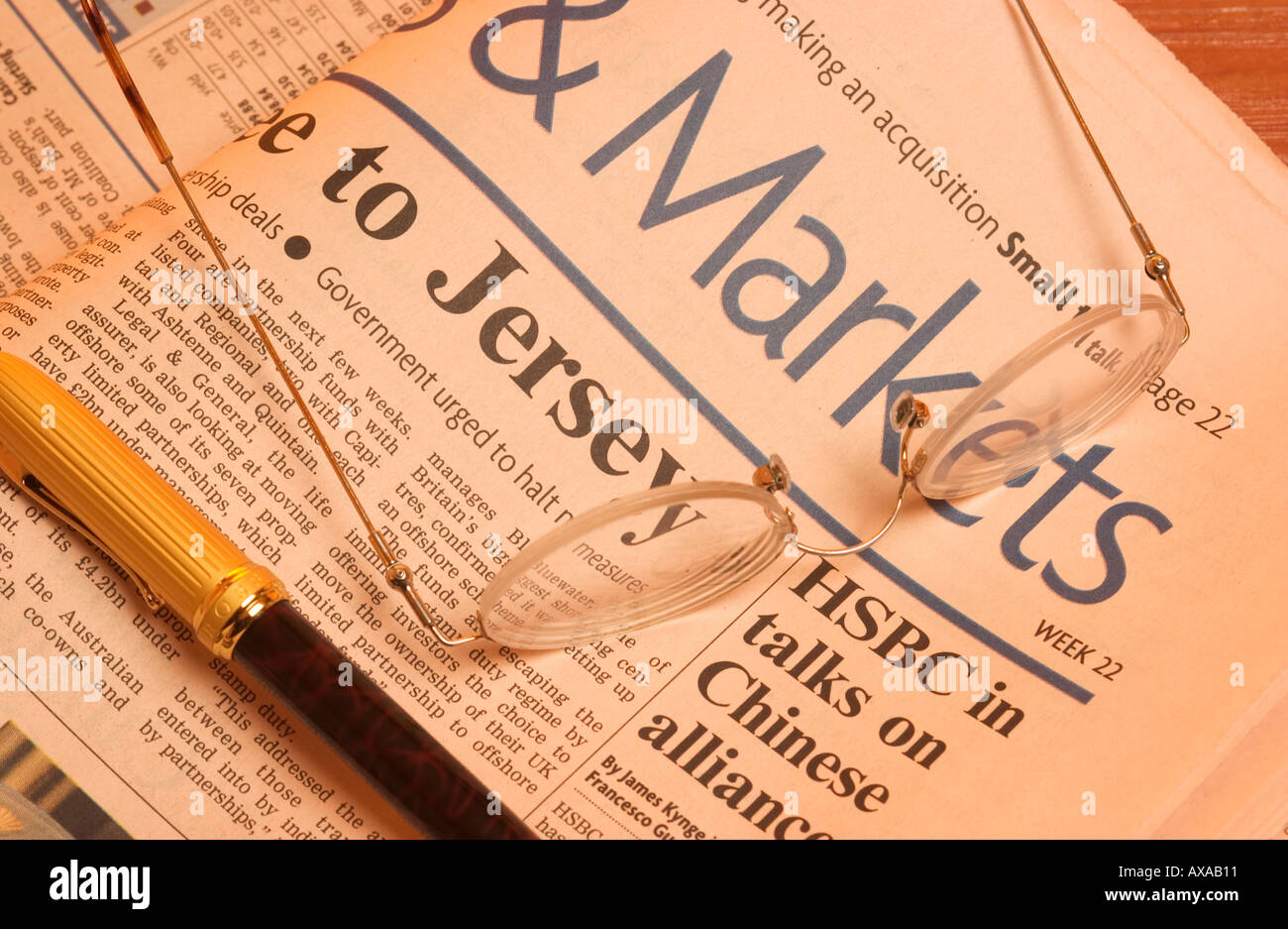 Finanical papers hi-res stock photography and images - Alamy