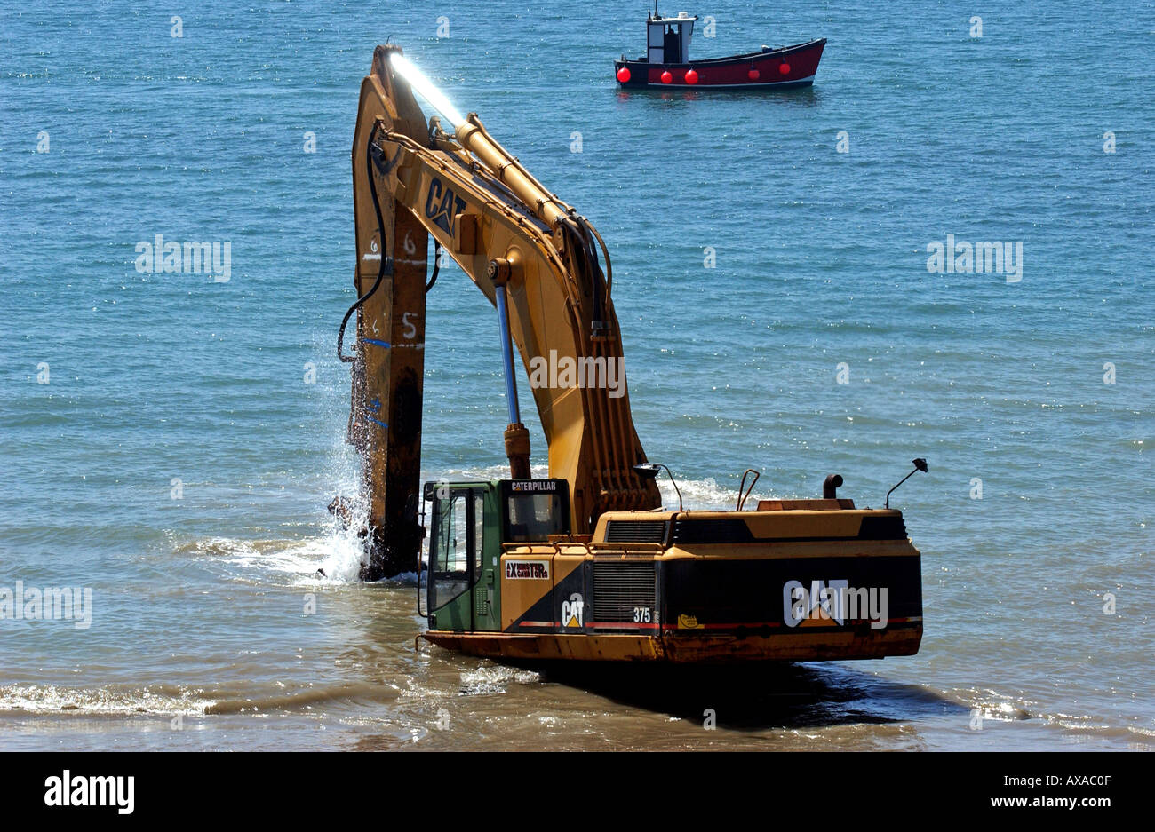 Jcb digger excavator working in hi-res stock photography and images - Alamy