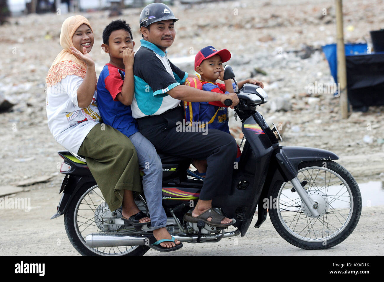 Family on a motorcycle, Gunungsitoli, Indonesia Stock Photo - Alamy
