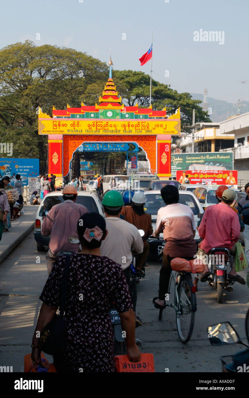 Mae Sai-Tachileik border crossing from Thailand to Burma Stock Photo ...