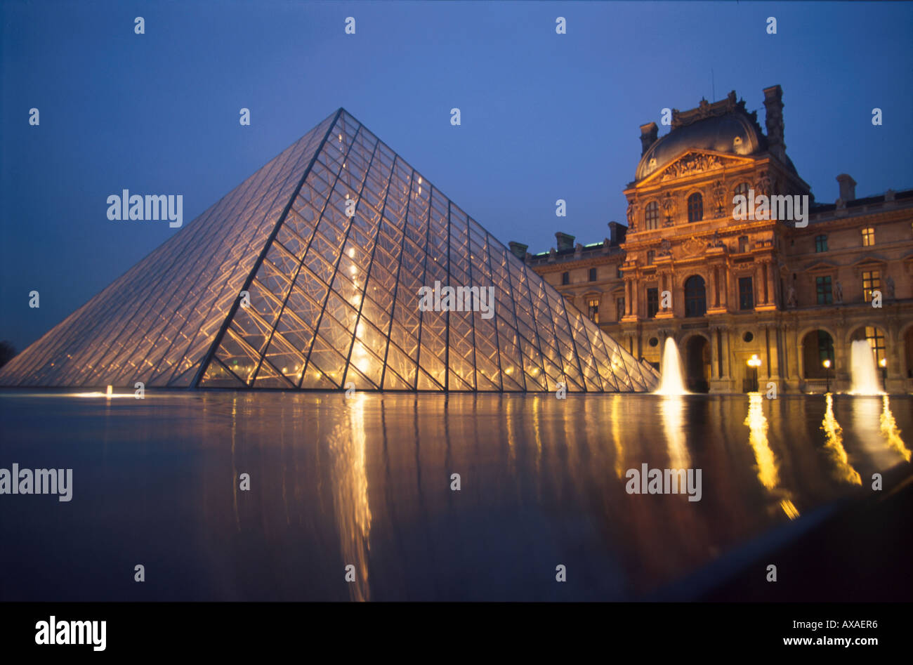 Louvre Pyramide Paris, Frankreich Stock Photo - Alamy