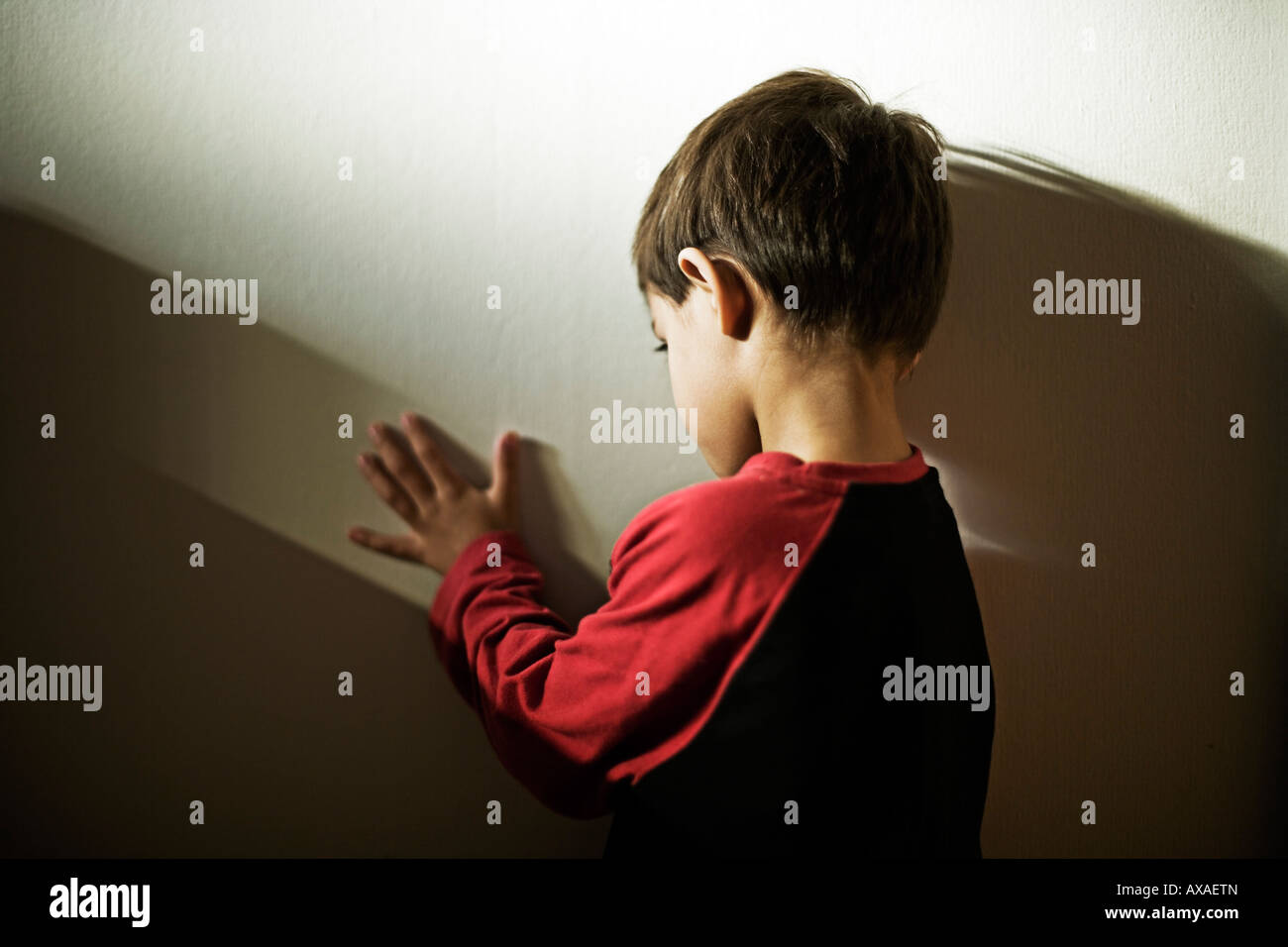 Child facing the wall hi-res stock photography and images - Alamy