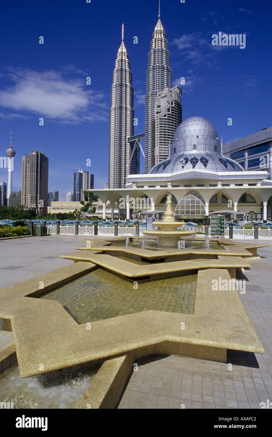 Malaysia Kuala Lumpur Petronas Towers Asy Syakirin Mosque Stock Photo ...