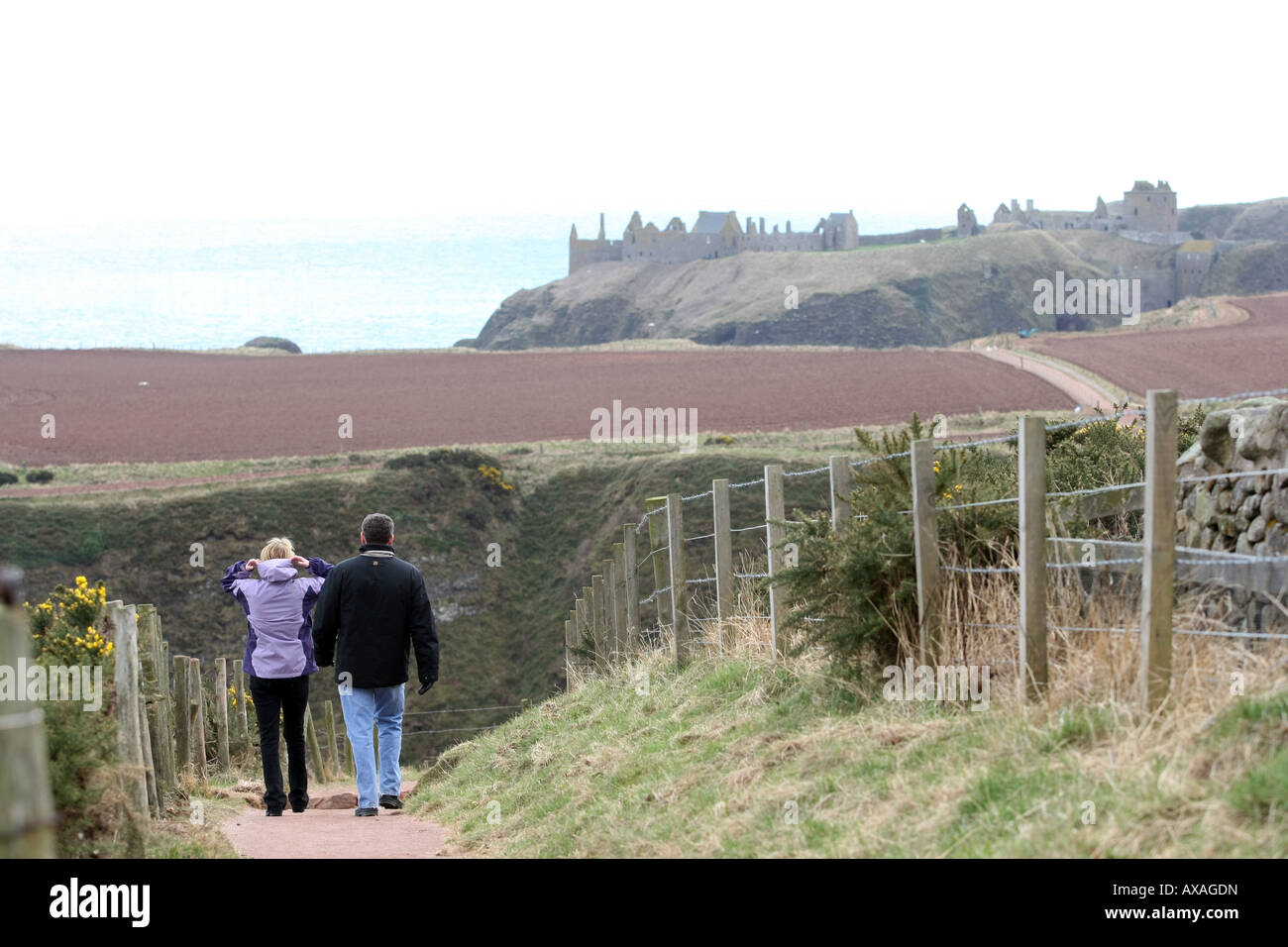 Walking toward cliff hi-res stock photography and images - Alamy