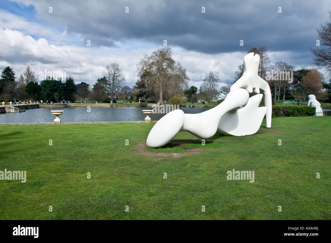 Large Reclining Figure, 1984 Henry Moor at Kew Gardens London England UK Stock Photo - Alamy