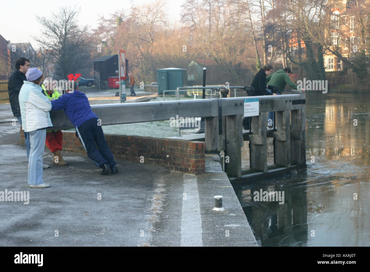 boaters struggling to open ice bound lock gate icy river medway ...