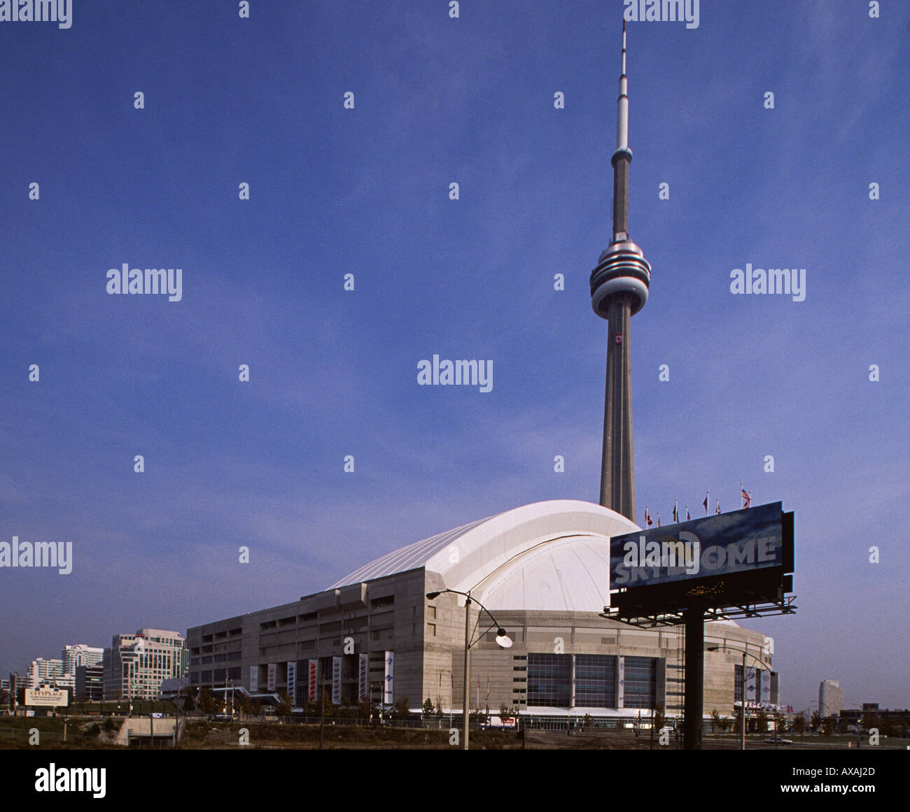 Toronto Skydome and CN Tower Retractable roof stadium and 549 metre ...