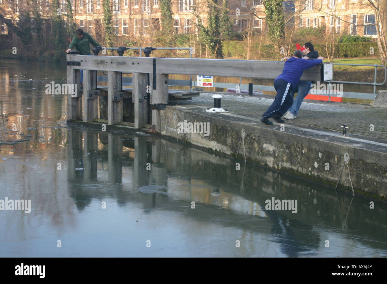 boaters struggling to open ice bound lock gate icy river medway ...