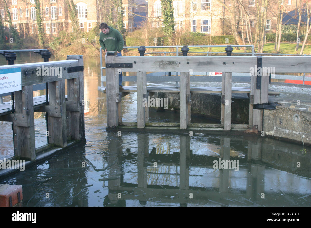 boaters struggling to open ice bound lock gate icy river medway ...