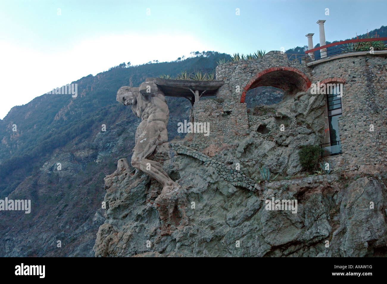 Giant clam statue hi-res stock photography and images - Alamy