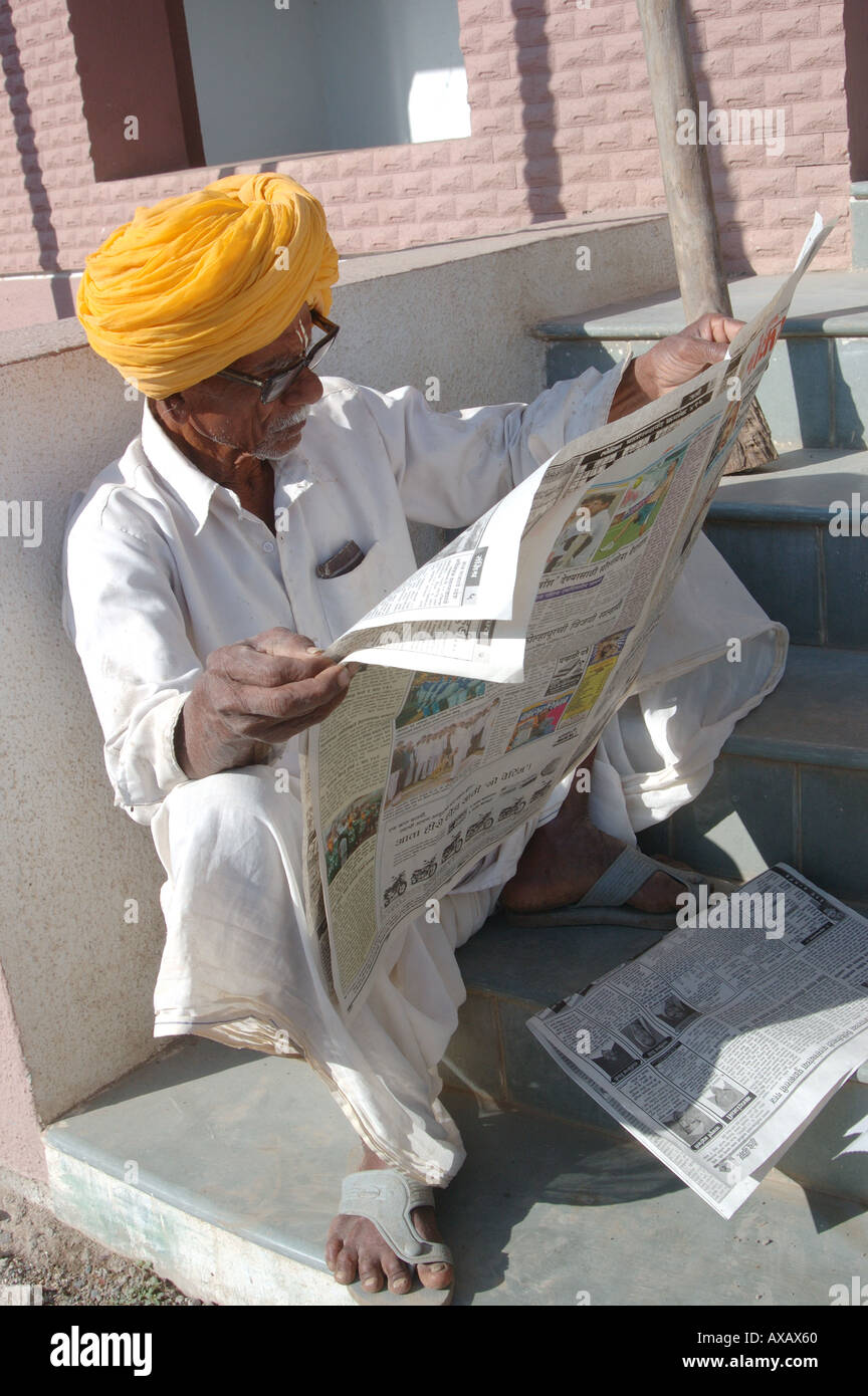 Indian old man reading newspaper hi-res stock photography and images ...