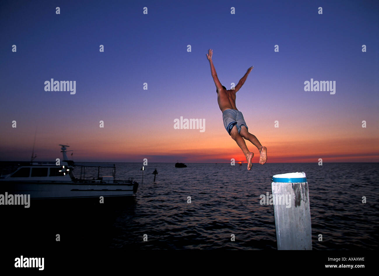 Jumping off jetty, Heron Island, Great Barrier Reef Queensland ...