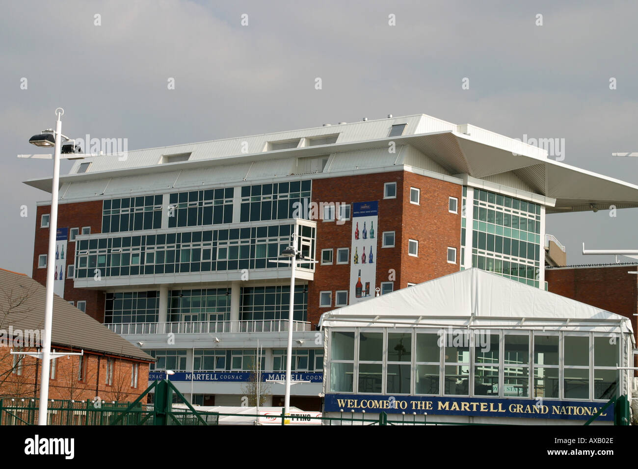Aintree racecourse grandstand hi-res stock photography and images - Alamy