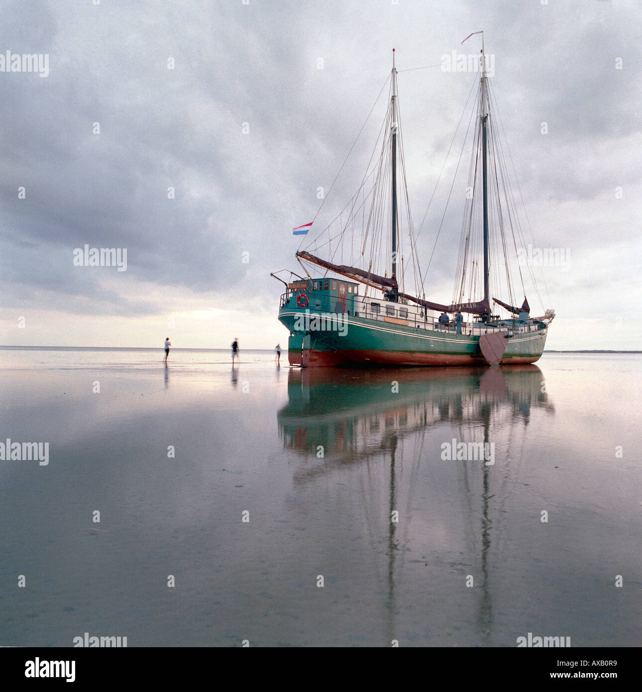 Flat bottom vessel hi-res stock photography and images - Alamy