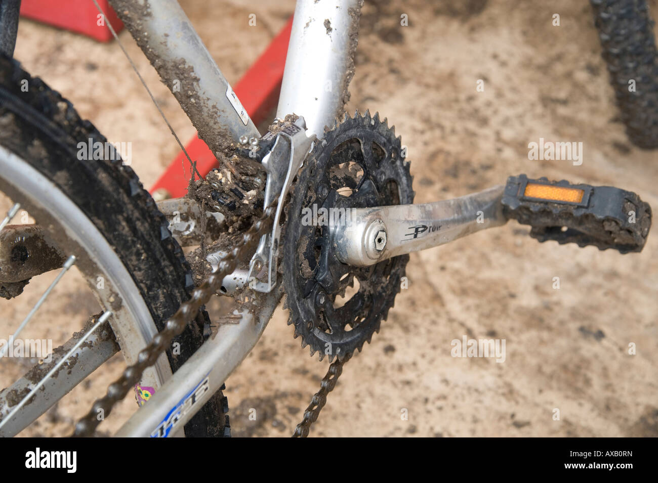 Muddy mountain bicycle close up of pedals and chain Stock Photo - Alamy