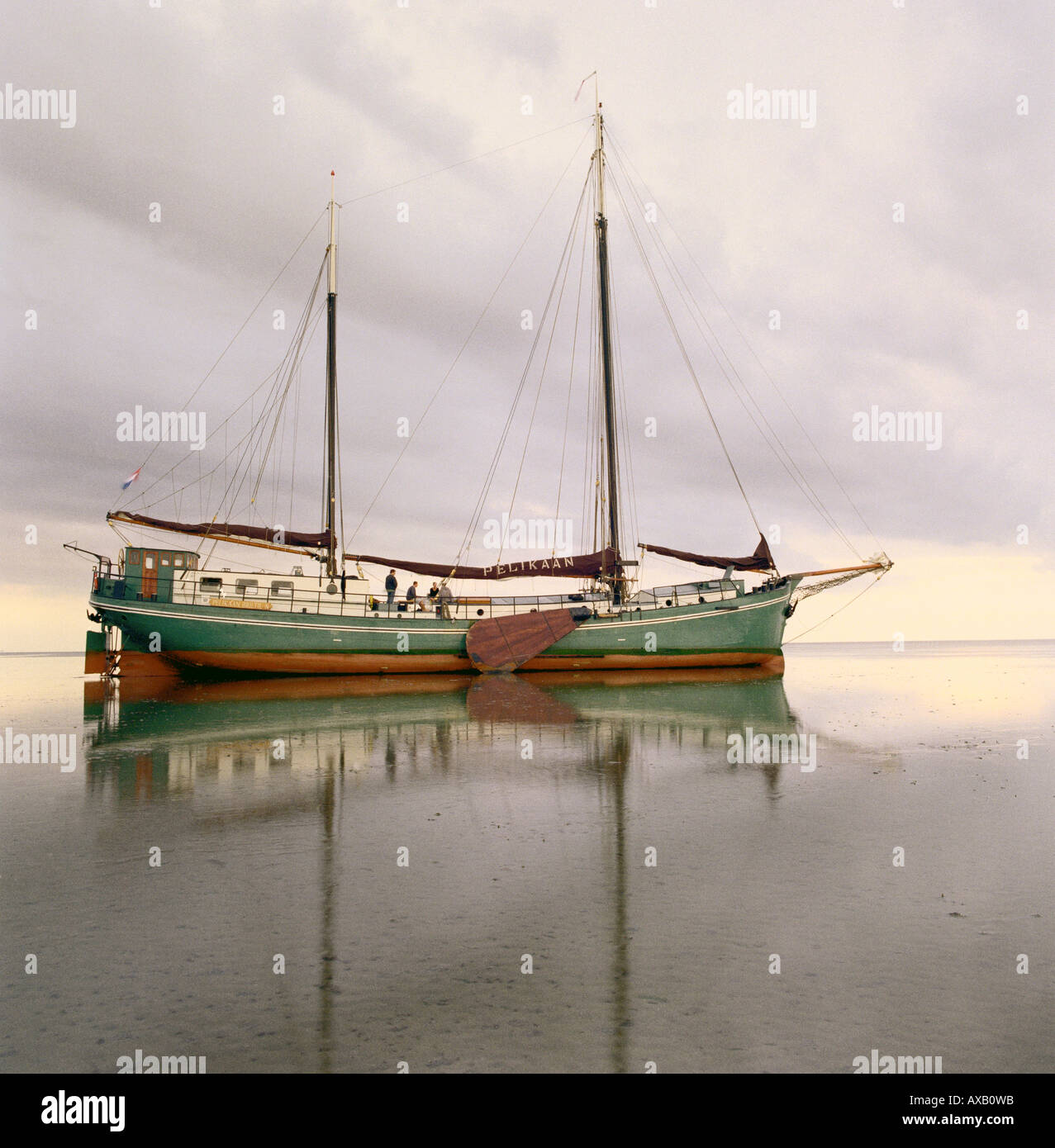 Flat bottom vessel hi-res stock photography and images - Alamy