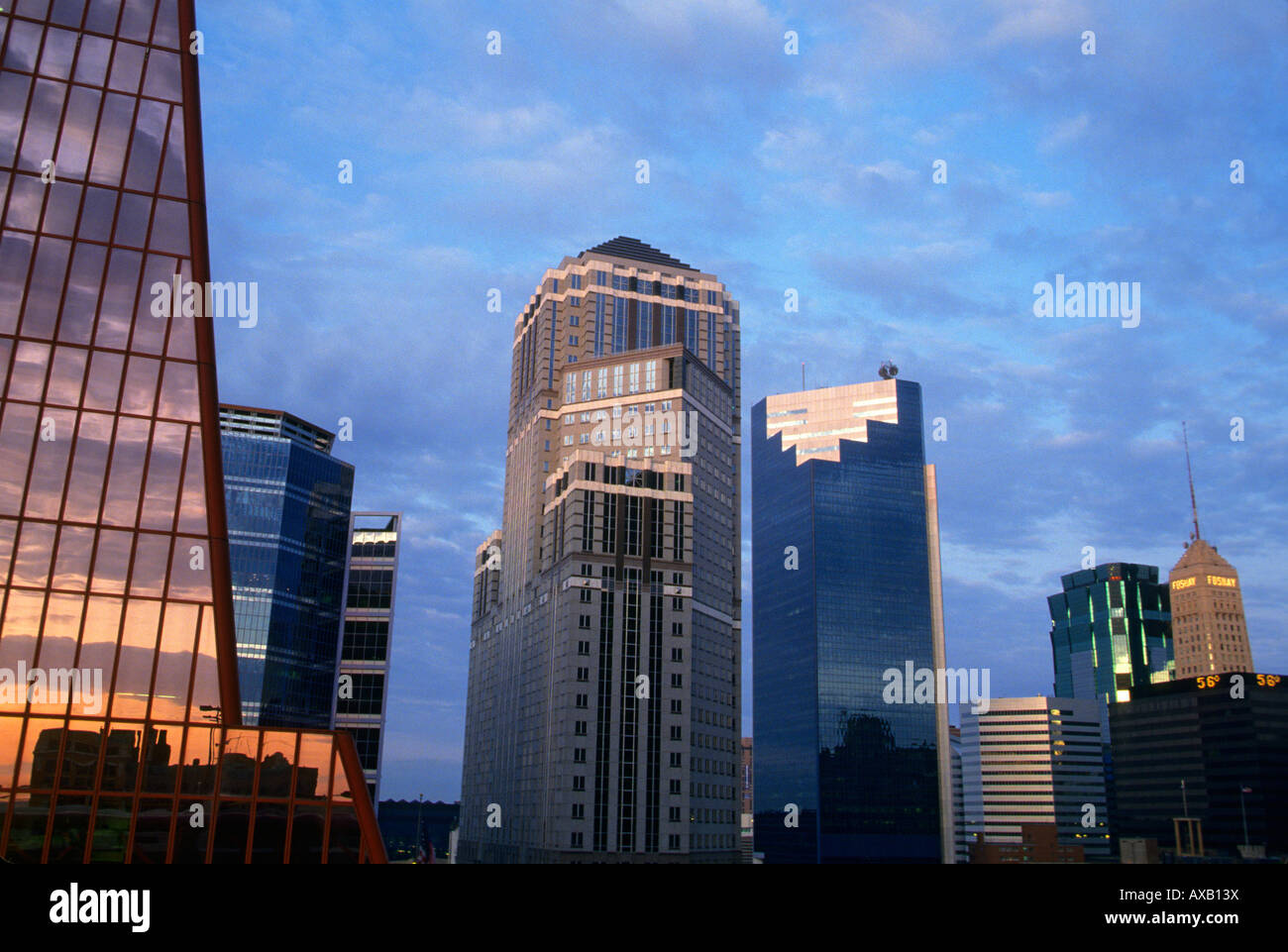 MINNEAPOLIS, MINNESOTA SKYLINE INCLUDES ACCENTURE, CAMPBELL MITHUN AND ...