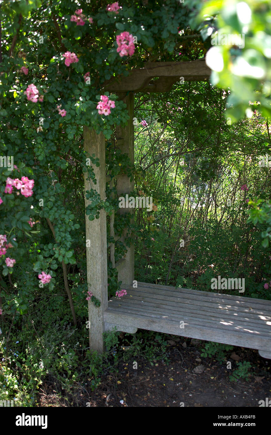 Trellis bench hi-res stock photography and images - Alamy